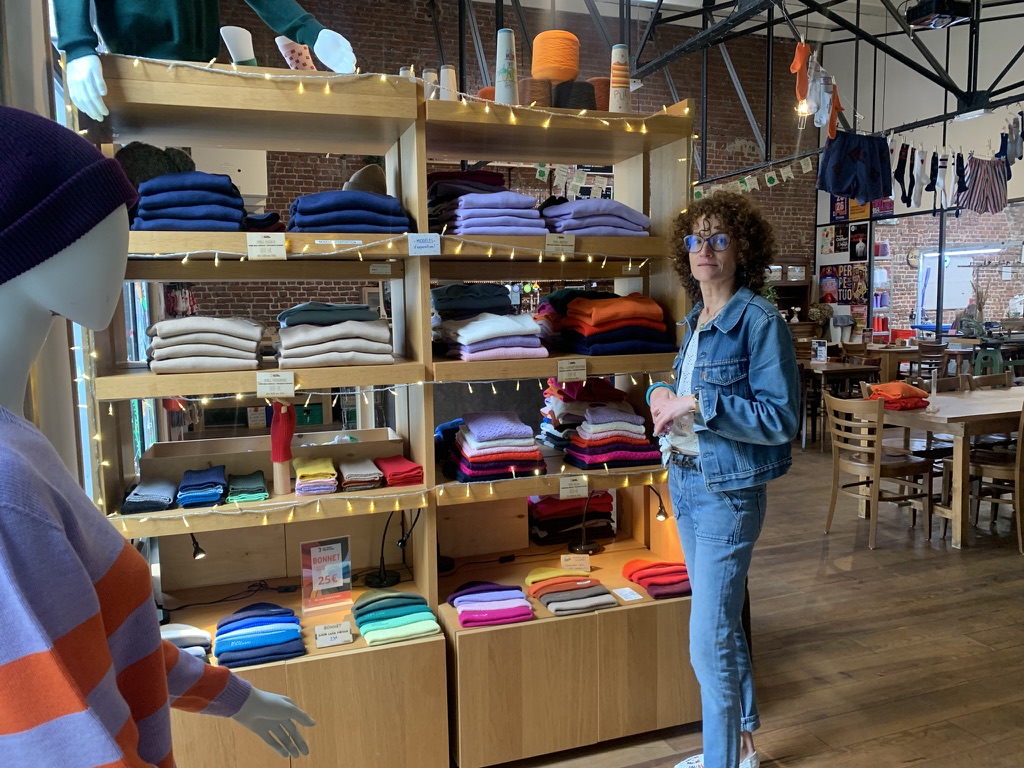Les Trois Tricoteurs : du tricot au bar, un fil tissé contre la fast ...